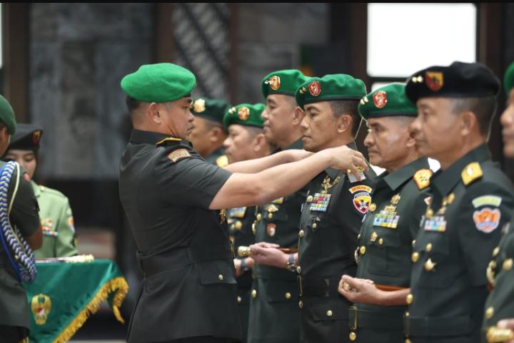 Kasad Pimpin Sertijab 12 Pejabat TNI AD, Tongkat Estafet Kadispenad ...