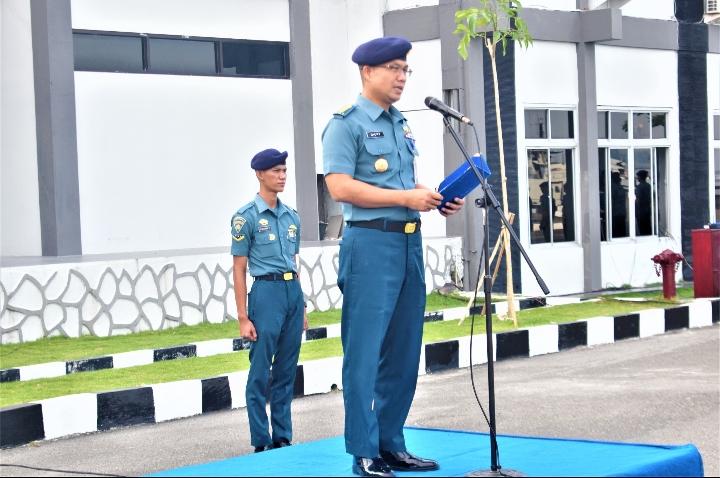 ASLOG DANLANTAMAL I PIMPIN UPACARA BENDERA